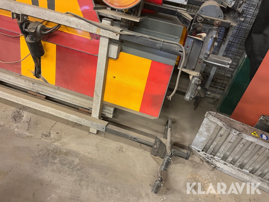 Vägarbetsskylt på takräcke, Falköping, Klaravik auktioner