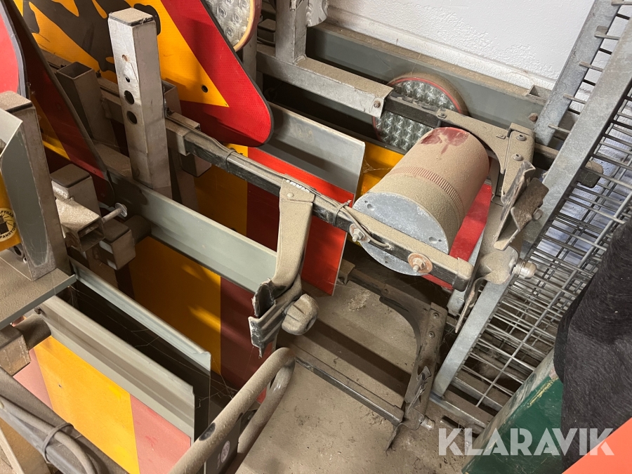 Vägarbetsskylt på takräcke, Falköping, Klaravik auktioner