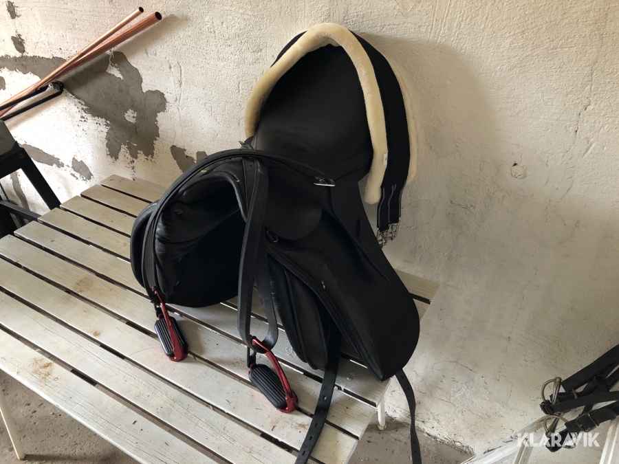 Klaravik Auktioner | Hästsadel Rolf stenberg & stigbyglar