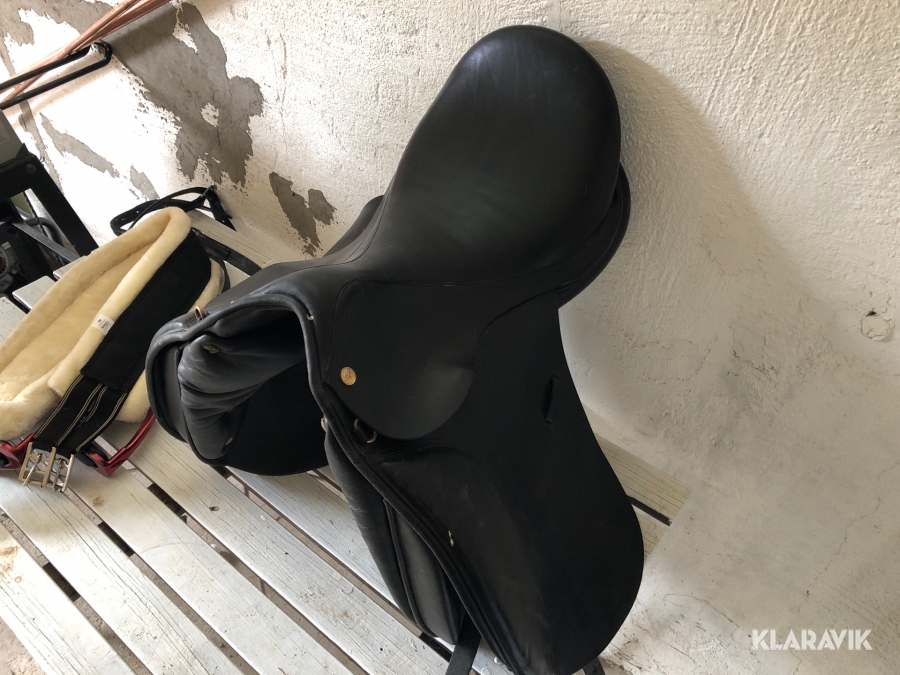 Klaravik Auktioner | Hästsadel Rolf stenberg & stigbyglar