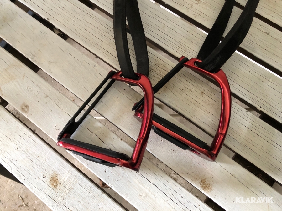 Klaravik Auktioner | Hästsadel Rolf stenberg & stigbyglar
