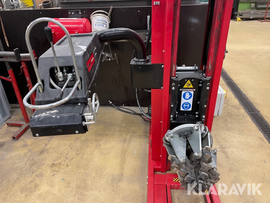 Klaravik Auktioner | Däckomläggare Butler NAV 26HW