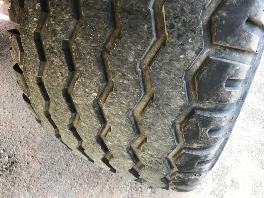 Klaravik Auktioner | Tippvagn till traktor / grävmaskin