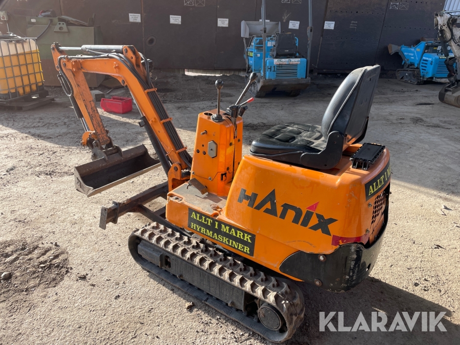 Minigrävare Hanix H08B med en skopa