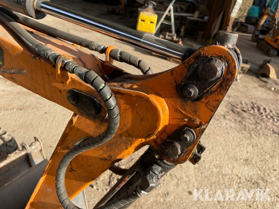 Minigrävare Hanix H08B med en skopa