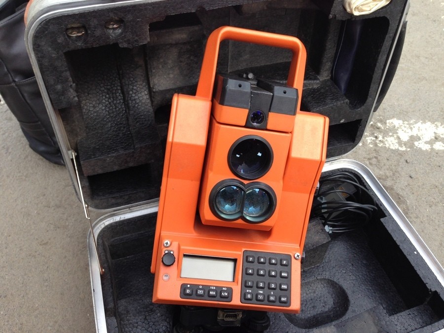 Klaravik Auktioner | Totalstation Geodimeter Mätinstrument