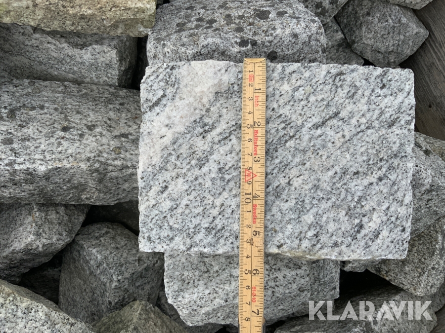 Klaravik Auktioner | Storgatsten halv 2 pallar