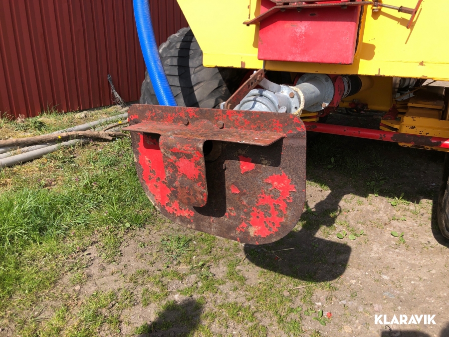 Klaravik Auktioner | Gödseltunna med kran Olby 15B4
