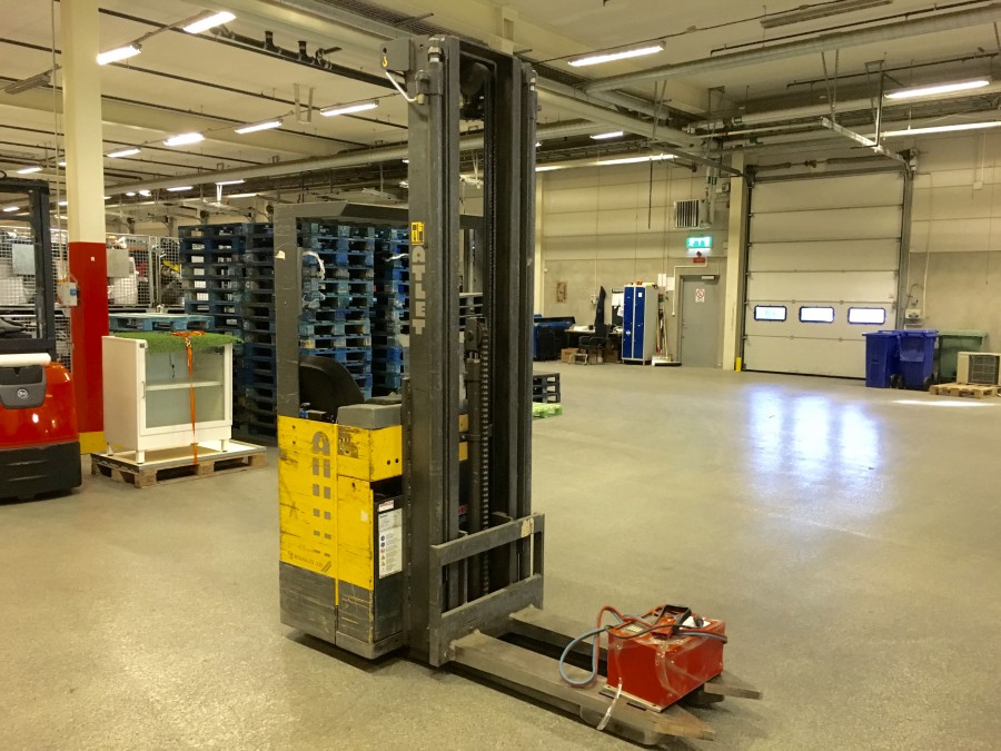 Stapeltruck med laddare