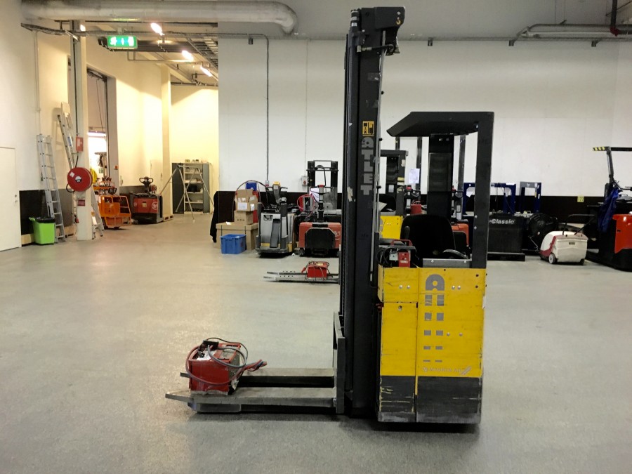 Stapeltruck med laddare