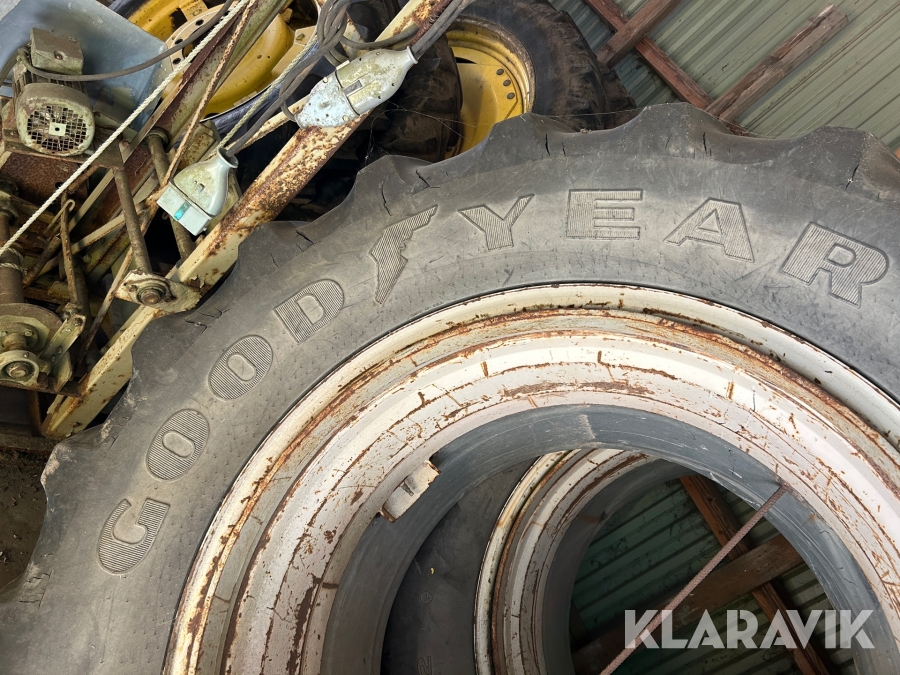 Dubbelmontage med spännare Good Year 620/70R42, Vara, Klarav