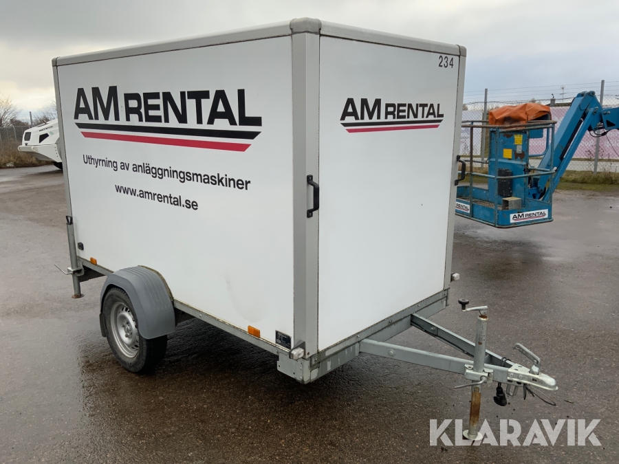 Klaravik Auktioner | Skåpsläp Saris A750