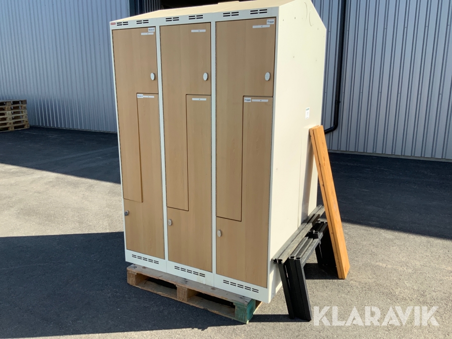 Klaravik Auktioner | Klädskåp Witre med ben och bänk