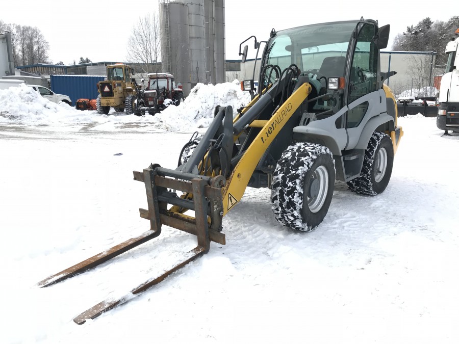 Lastmaskin med skopa & gafflar