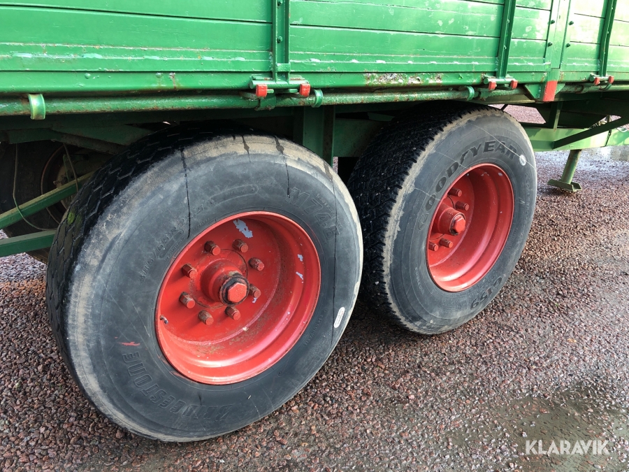 Klaravik Auktioner | Traktorvagn med trevägstipp