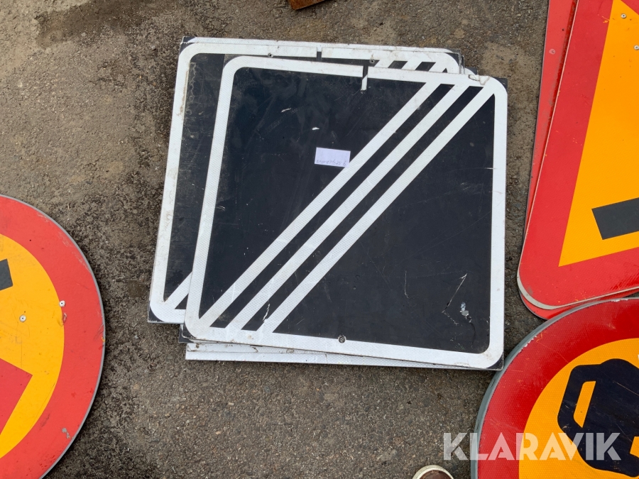 Klaravik Auktioner | Ca 300 st Blandade vägskyltar Se bilder