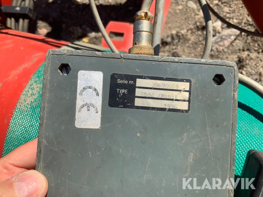 Klaravik Auktioner | Inplastare rundbal Kverneland UU7558 Silawrap