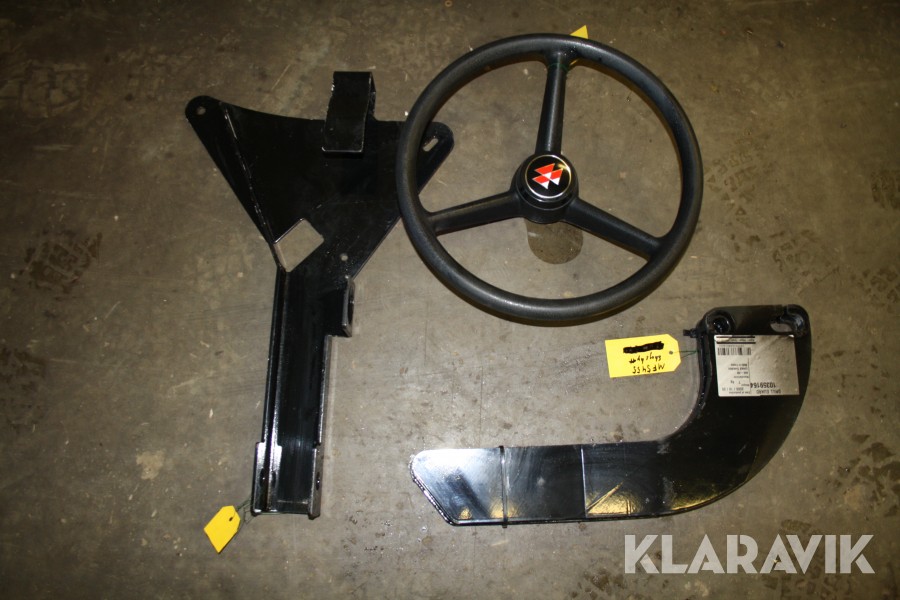 Klaravik Auktioner | Delar till traktor MF 5455 ratt, plåt och frontskydd