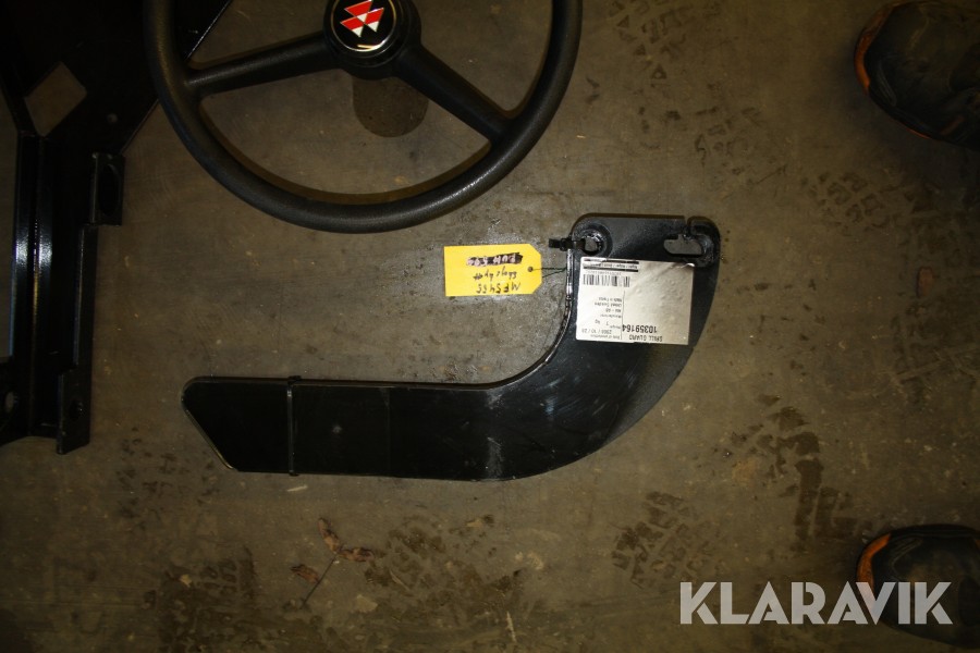 Klaravik Auktioner | Delar till traktor MF 5455 ratt, plåt och frontskydd