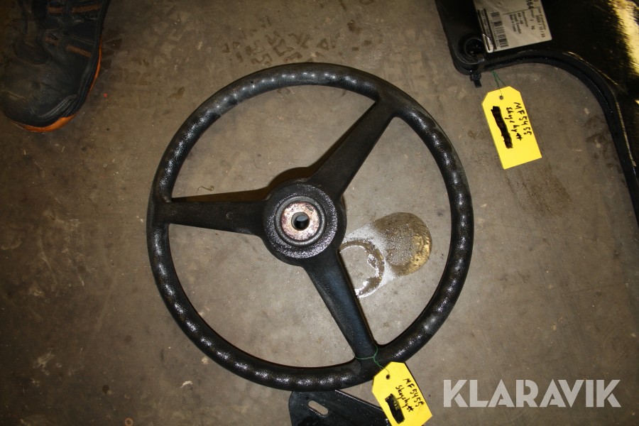 Klaravik Auktioner | Delar till traktor MF 5455 ratt, plåt och frontskydd
