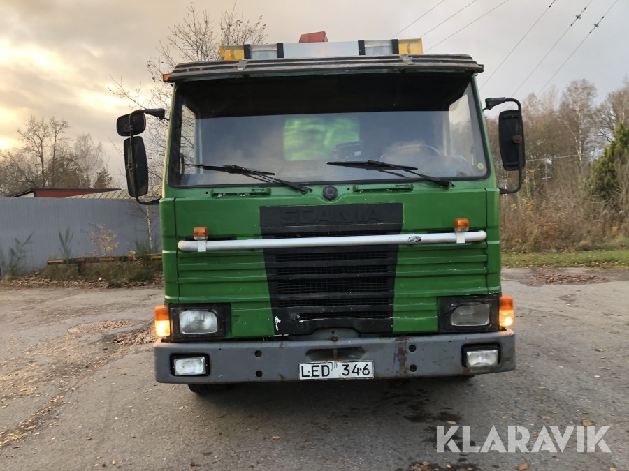 Lastbil Scania G 82 M 4X2 med krok och kran