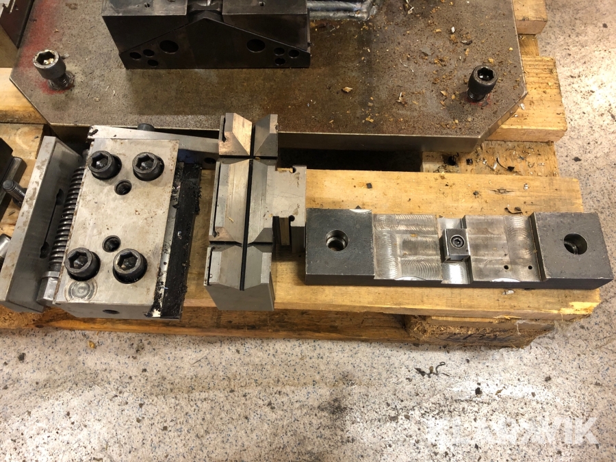 Klaravik Auktioner | Kub / Maskinstycke / Fixturer