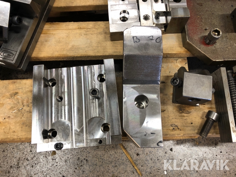 Klaravik Auktioner | Kub / Maskinstycke / Fixturer