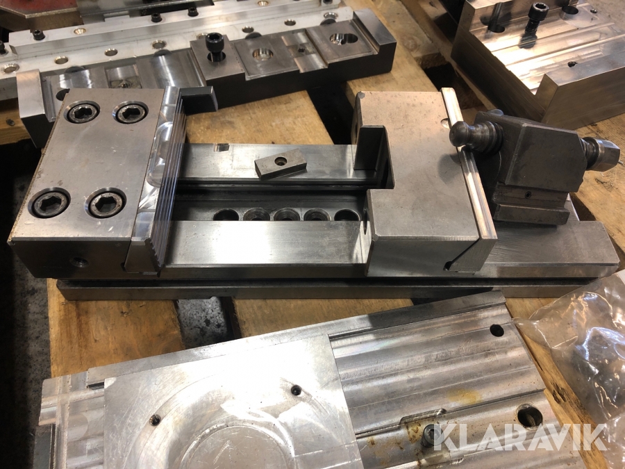 Klaravik Auktioner | Kub / Maskinstycke / Fixturer