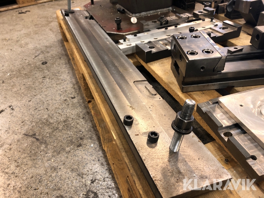 Klaravik Auktioner | Kub / Maskinstycke / Fixturer