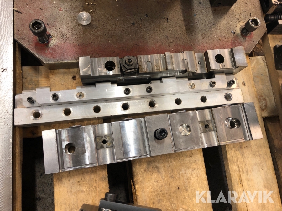 Klaravik Auktioner | Kub / Maskinstycke / Fixturer