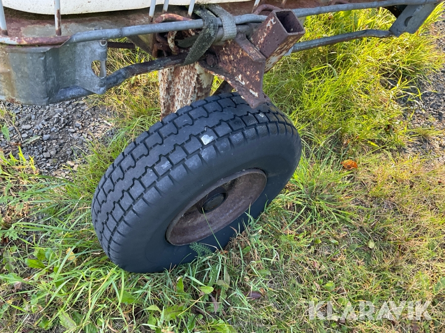 Vagn med 1kbm vattentank, Älmhult, Klaravik auktioner