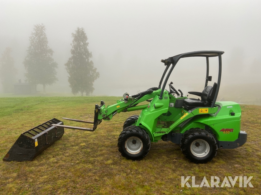 Kompaktlastare Avant 630 med skopa och gafflar