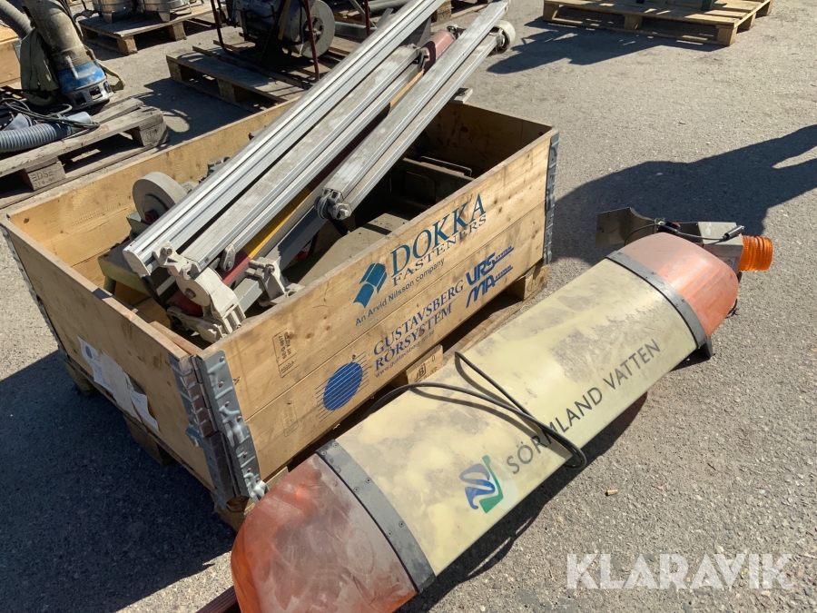 Slipar 2st och varnings skyltar, Katrineholm, Klaravik aukti