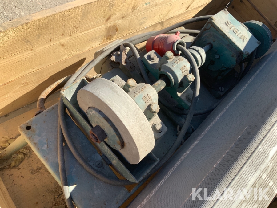 Slipar 2st och varnings skyltar, Katrineholm, Klaravik aukti