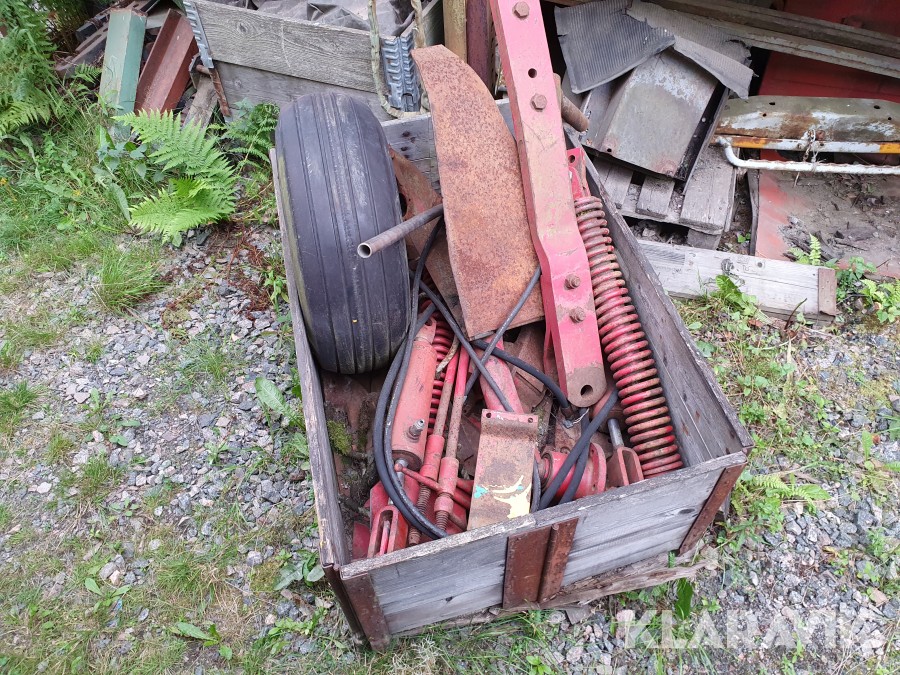 Klaravik Auktioner | Pall med reservdelar Vicon Slåtterkross KM 241