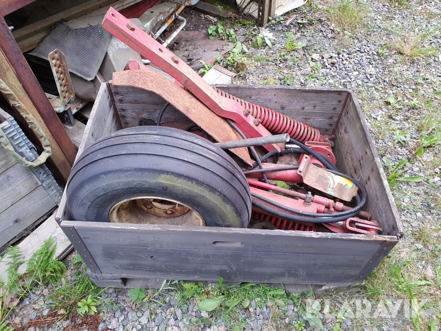 Klaravik Auktioner | Pall med reservdelar Vicon Slåtterkross KM 241