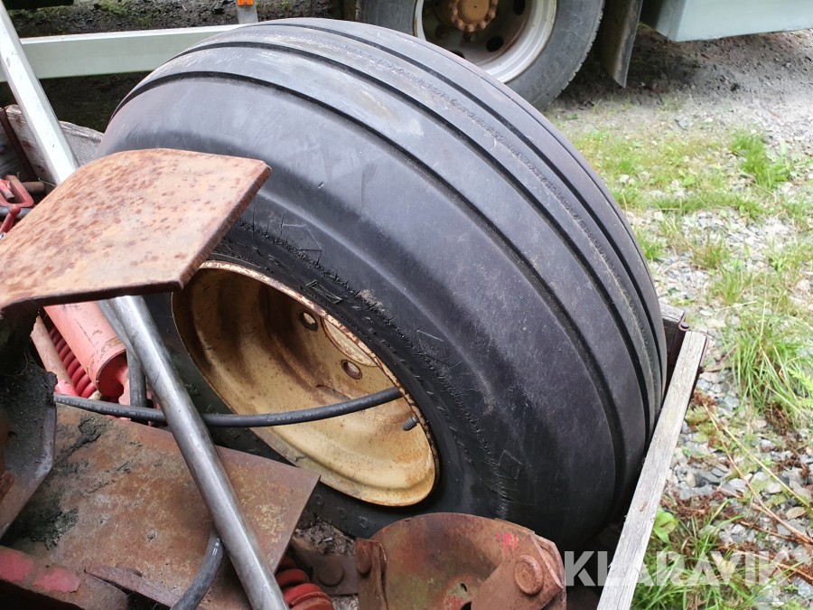 Klaravik Auktioner | Pall med reservdelar Vicon Slåtterkross KM 241