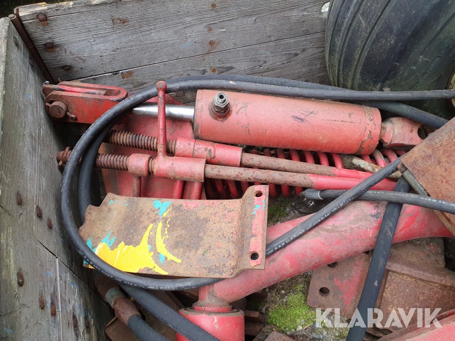 Klaravik Auktioner | Pall med reservdelar Vicon Slåtterkross KM 241