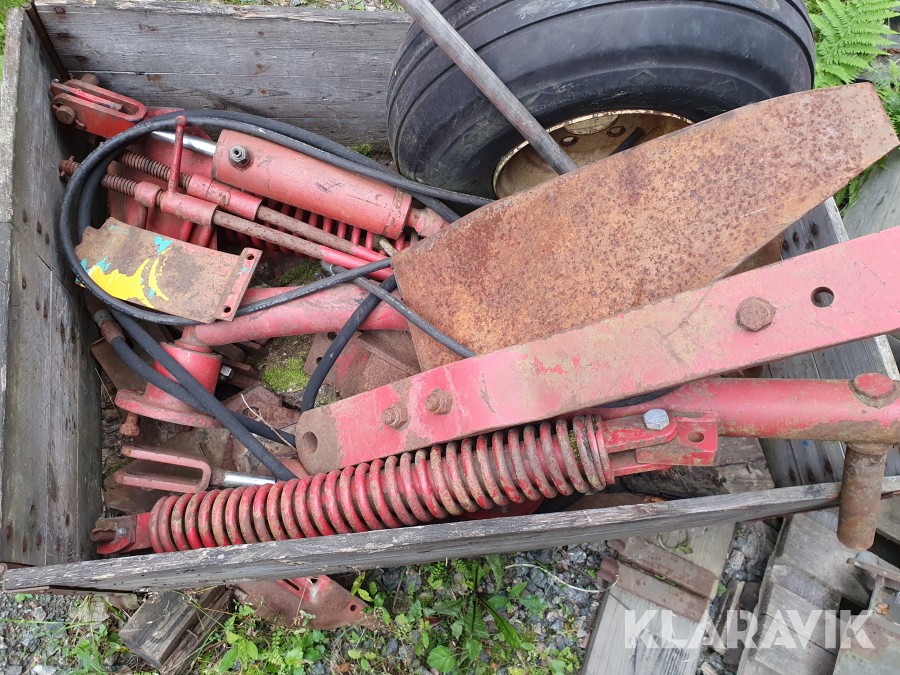 Klaravik Auktioner | Pall med reservdelar Vicon Slåtterkross KM 241