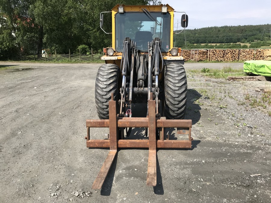 Lastmaskin med skopa & gafflar