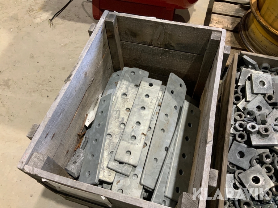 Klaravik Auktioner | Bult mutter och brickor