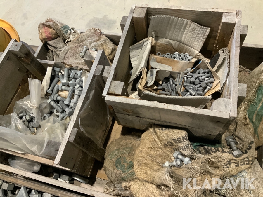 Klaravik Auktioner | Bult mutter och brickor