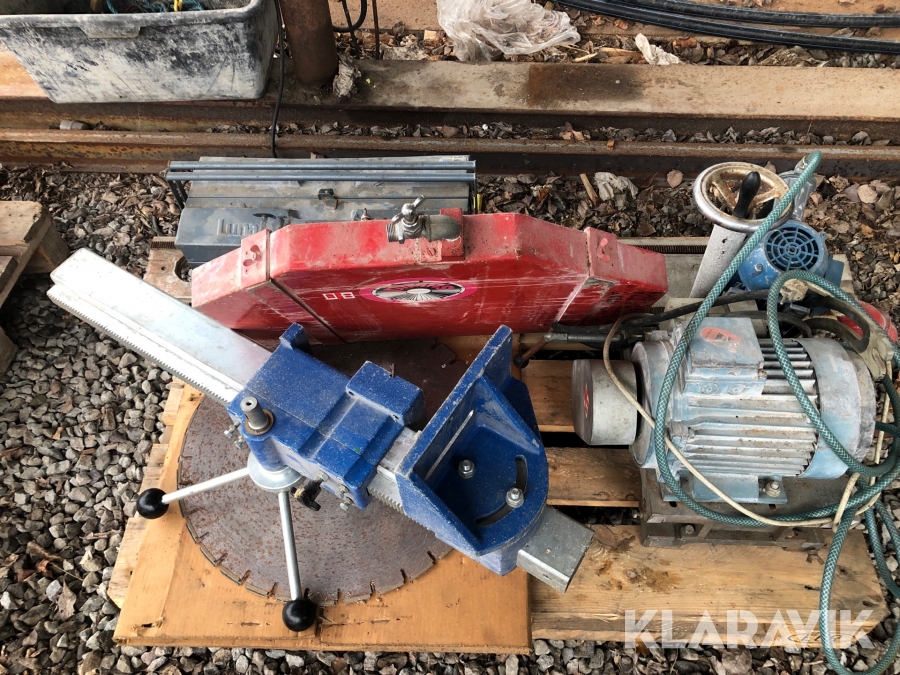 Klaravik Auktioner | Väggsåg Dimas med kapskivor