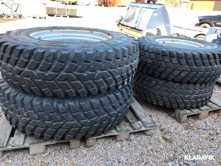 Klaravik Auktioner | Traktordäck 4st Nokian TRI 2 400/80R24 industridäck