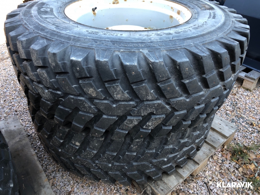 Klaravik Auktioner | Traktordäck 4st Nokian TRI 2 400/80R24 industridäck