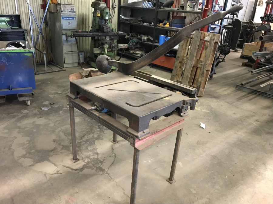 Klaravik Auktioner | Slagsax för plåt