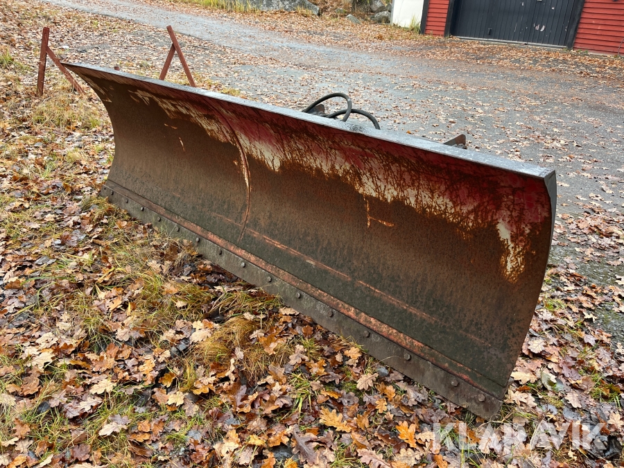 Plog till traktor Vreten SB 2400, Värmdö, Klaravik auktioner