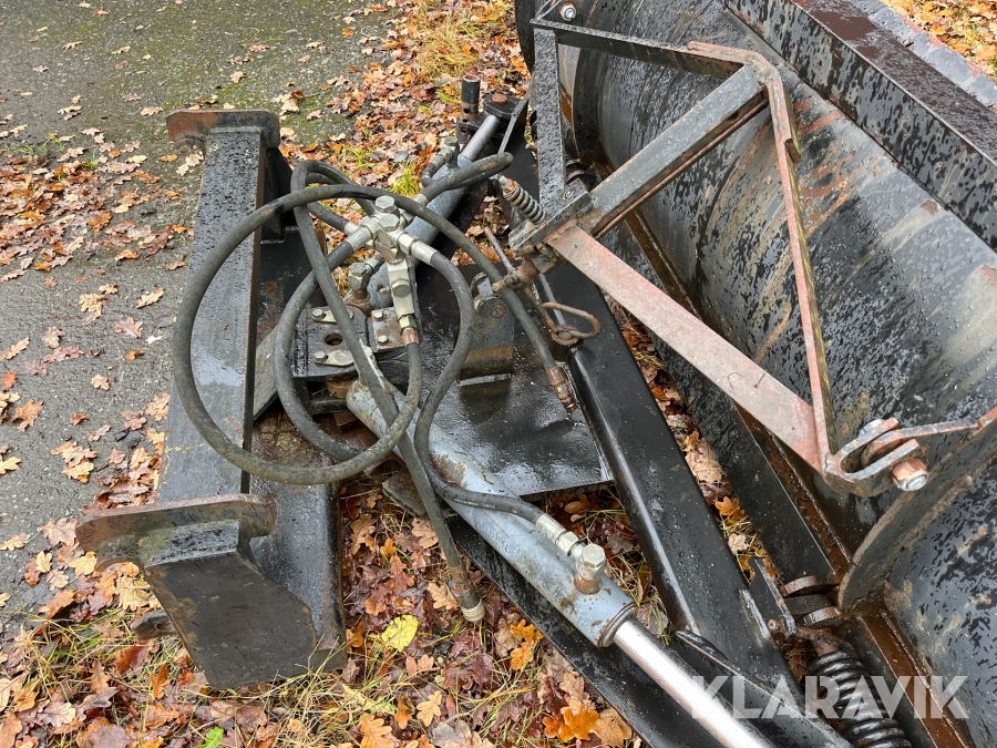 Plog till traktor Vreten SB 2400, Värmdö, Klaravik auktioner