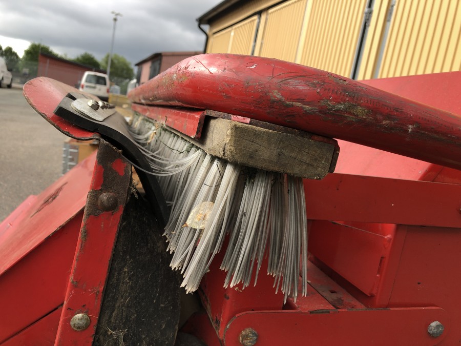 Klaravik Auktioner | Redskapsbärare inkl div redskap för konstgräs mm