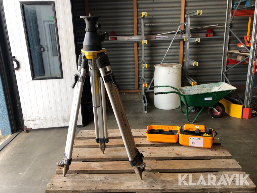 Klaravik Auktioner | Avvägningsinstrument och stativ Spectra / Topcon ...